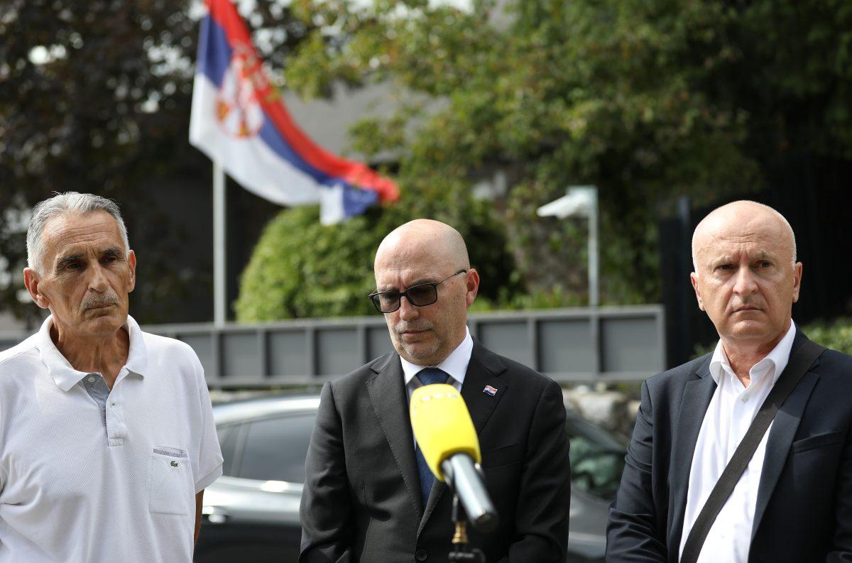 SPOMINJE SE RANIJE OBEĆANJE I MERKEL: Bivši logoraši traže da im Vučić ...