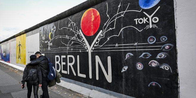 (FOTO) PROŠLE SU 34 GODINE OD PADA BERLINSKOG ZIDA: Evo kako Nijemci ... (FOTO) PROŠLE SU 34 GODINE OD PADA BERLINSKOG ZIDA: Evo kako Nijemci ...