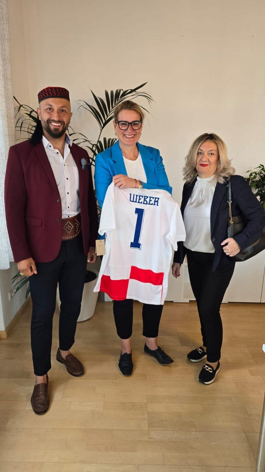 HRVATSKI DRES NA DAR: Gradonačelnica Augsburga Maria Weber u posjetu ...