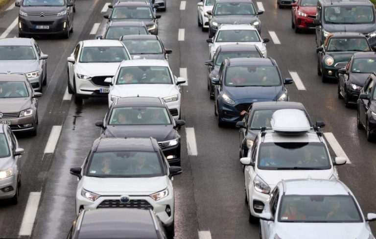 AUTOINDUSTRIJA NA RASKRIŽJU: Sprega automobilske industrije, robota i ...