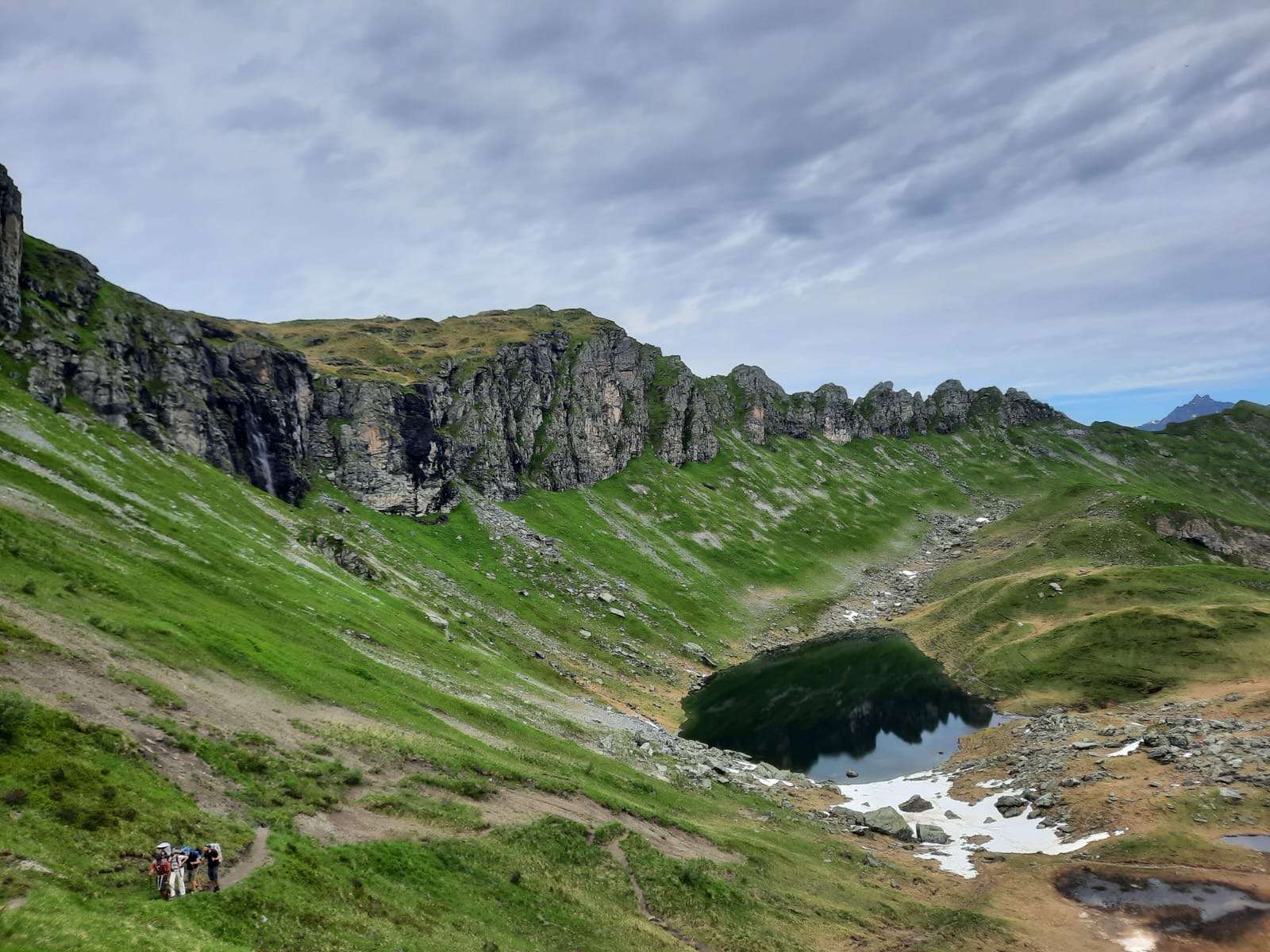 UŽAS U AUSTRIJSKIM ALPAMA: Bračni par iz Beča u šetnji pregazilo krdo ...