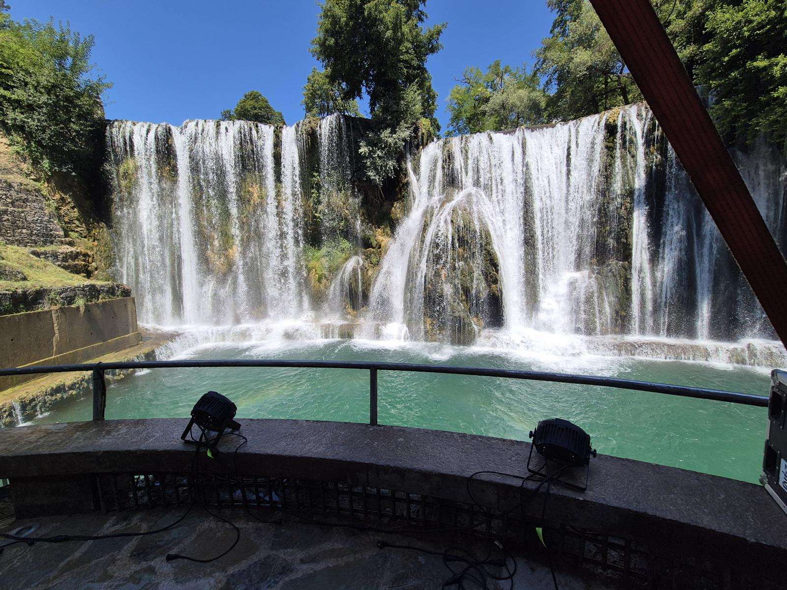 NEVJEROJATAN PRIZOR: Znate li gdje se nalazi jedini vodopad na svijetu ...