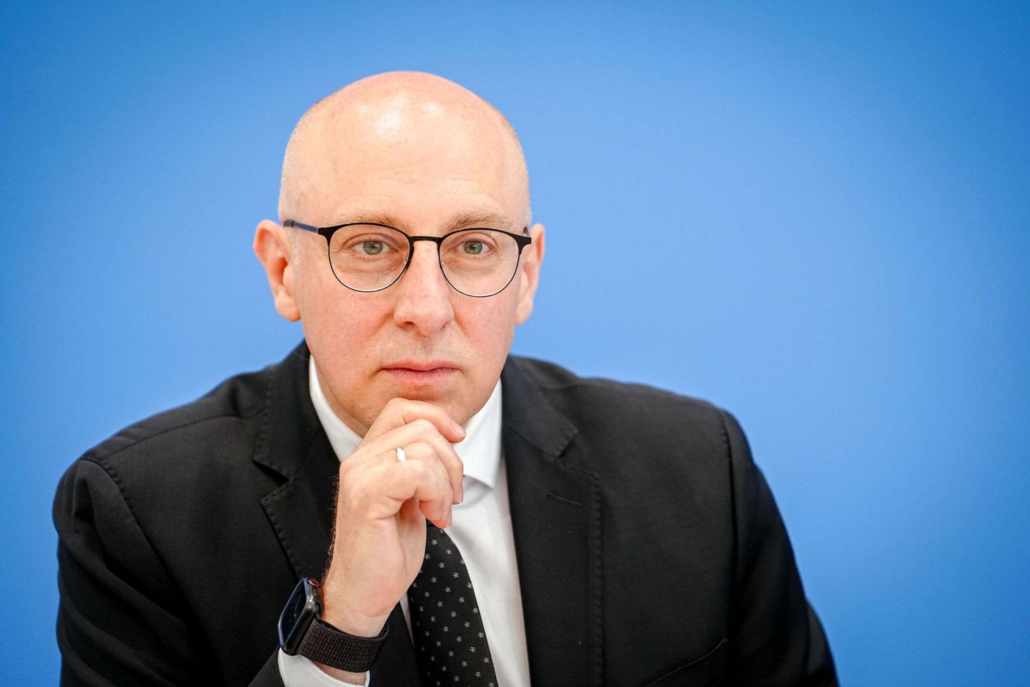 S RODITELJIMA DOSELIO U NJEMAČKU: Po prvi put novi šef Njemačke tajne ...