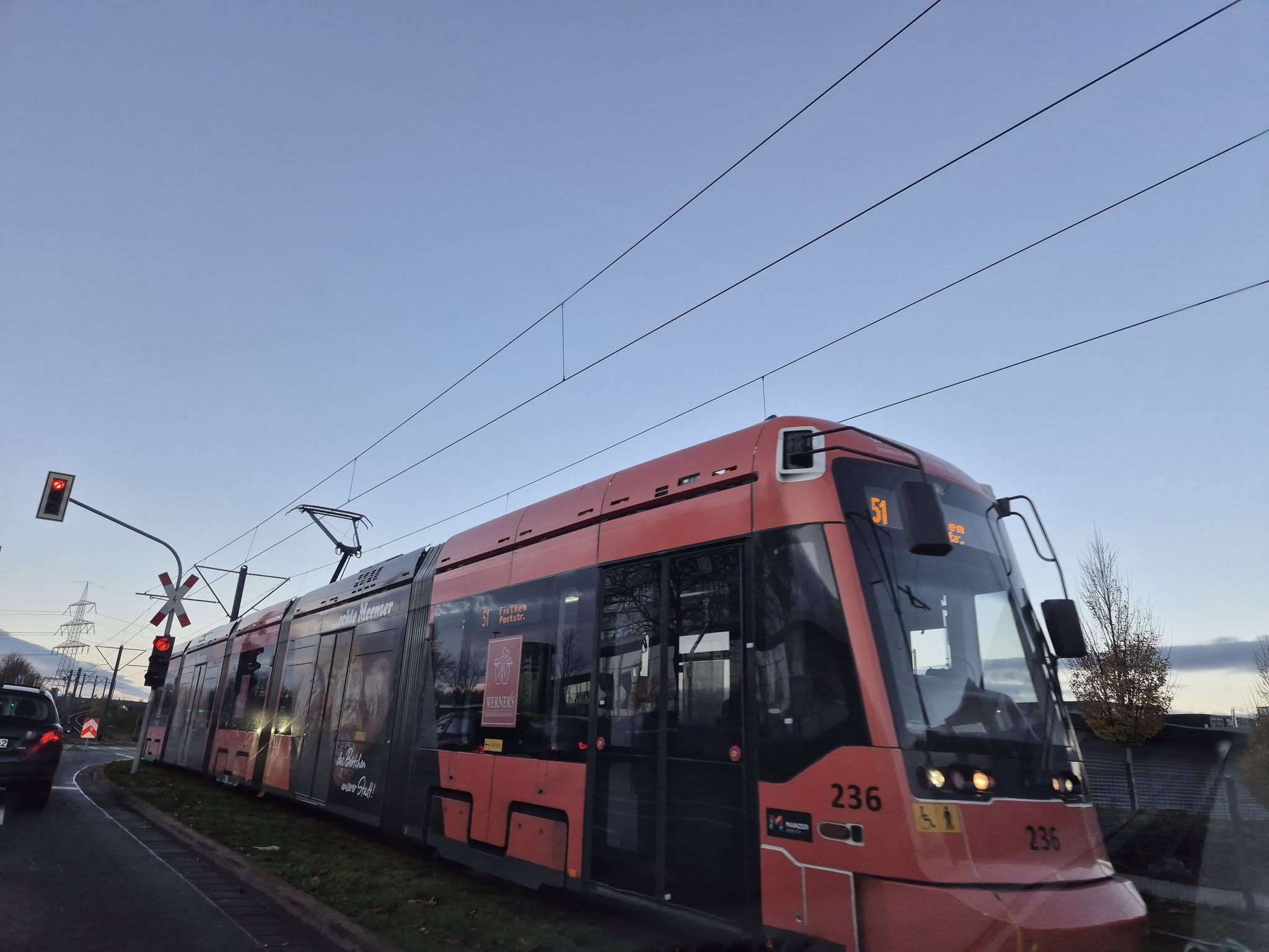 TRAMVAJ IZLETIO S TRAČNICA U DÜSSELDORFU: Ozlijeđeno 13 ljudi, tramvaj ...